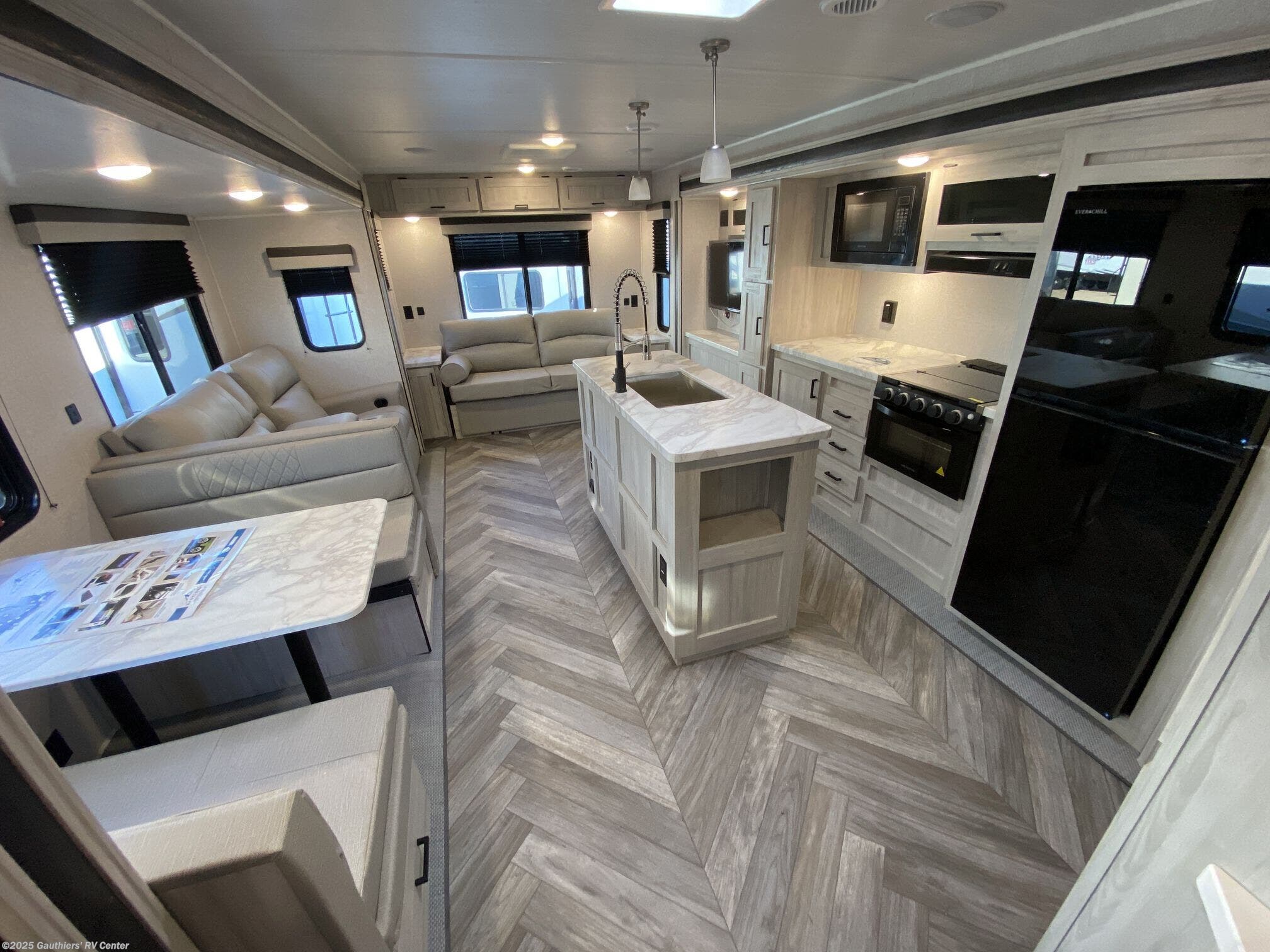 2023 East to West Della Terra 292MK