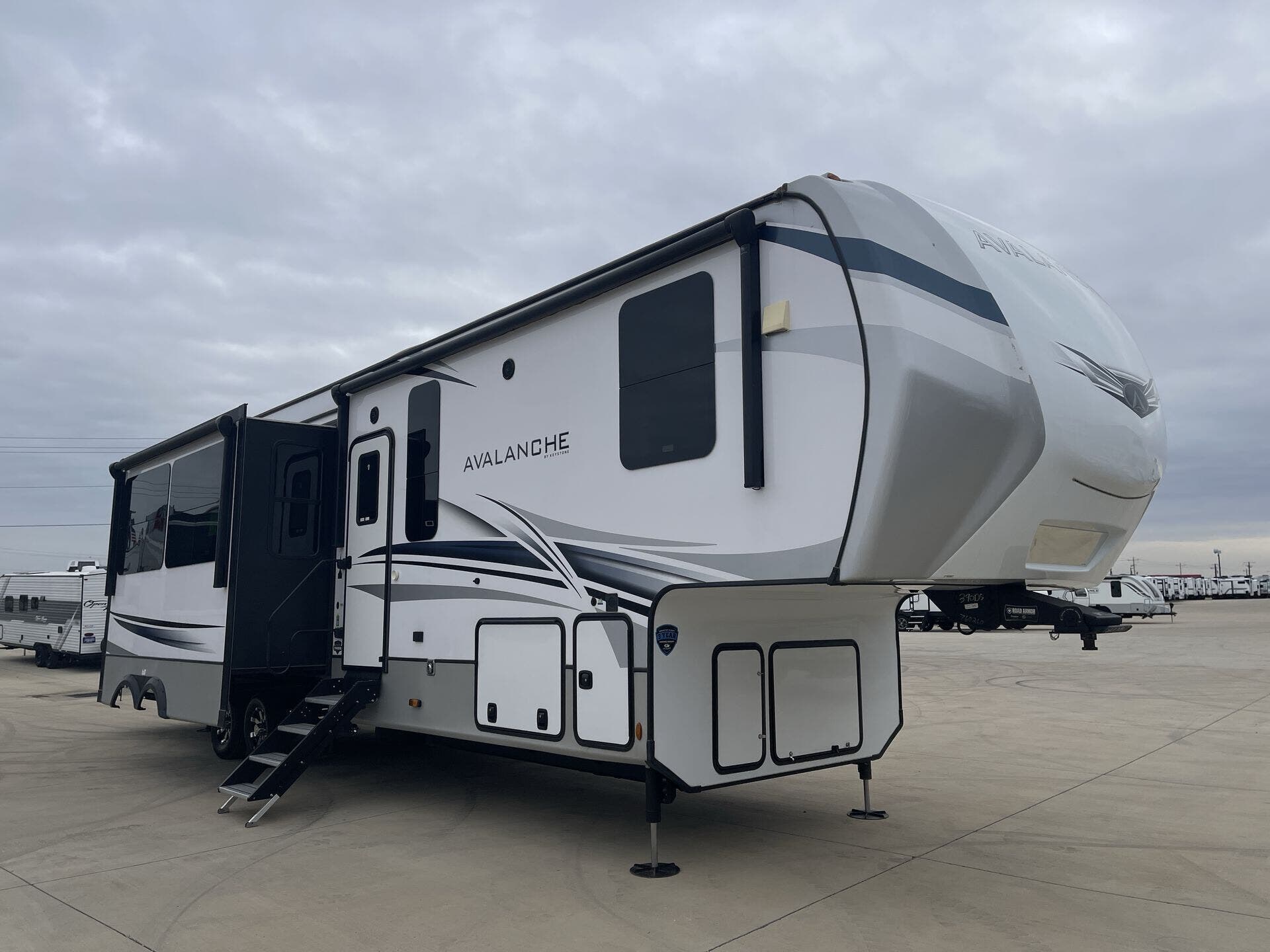 2023 Keystone Avalanche 390DS