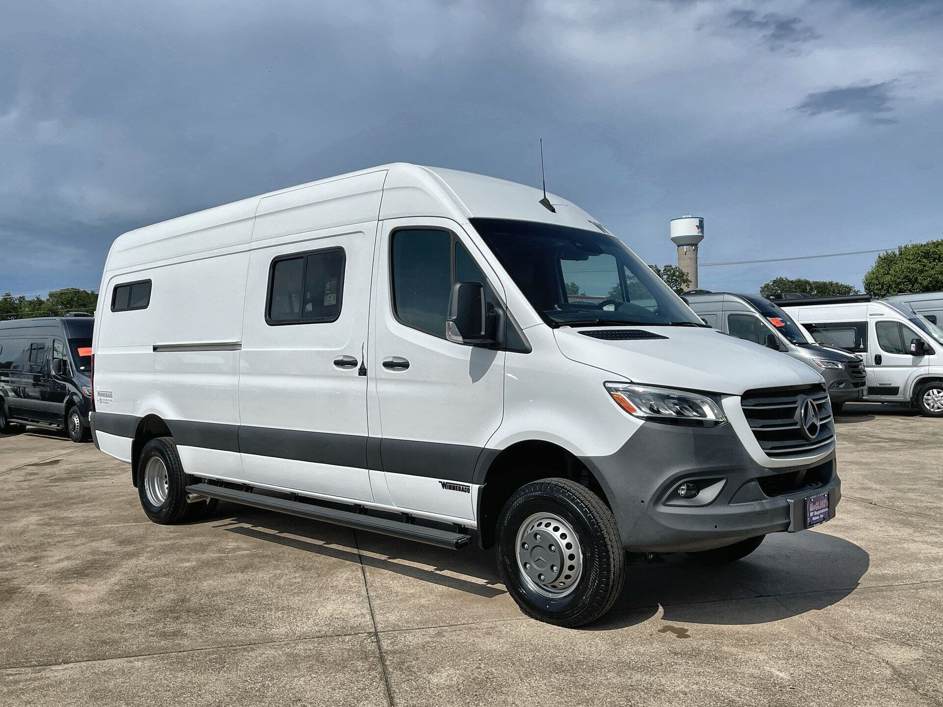2022 Winnebago Adventure Wagon 70SE
