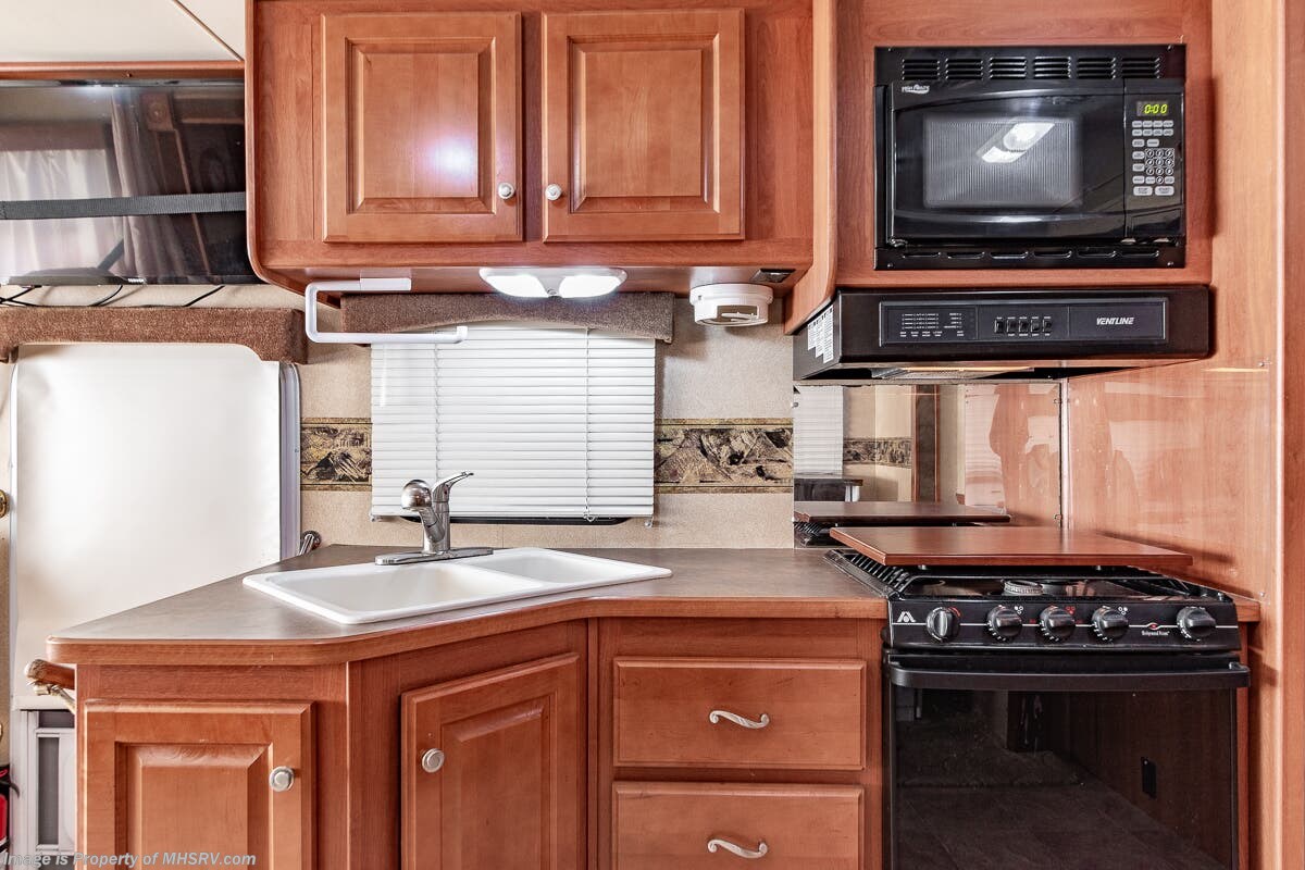 2010 Damon Daybreak 3211 W/ Hydraulic Leveling, Oven, Dual A/C, Power ...