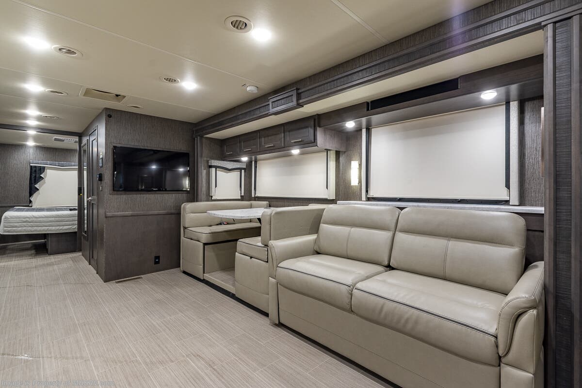 2021 Thor Motor Coach Challenger 35MQ W/ Auto Leveling, Dual A/Cs, Ext ...