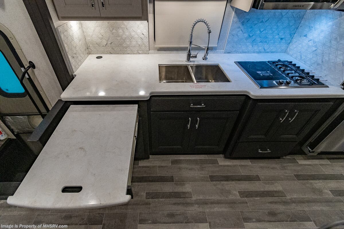 2025 Thor Motor Coach Inception 38FX Super C W/ Solar System, Theater ...