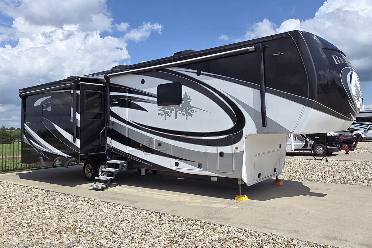 2017 CrossRoads Redwood 390MB Bath & 1/2 5th Wheel W/ Fireplace, King ...