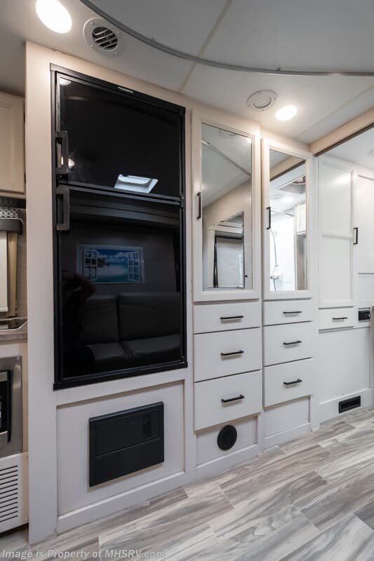 2022 Thor Motor Coach Vegas RUV 24.4 RV W/ OH Loft, Onan Gen., 3 Camera ...