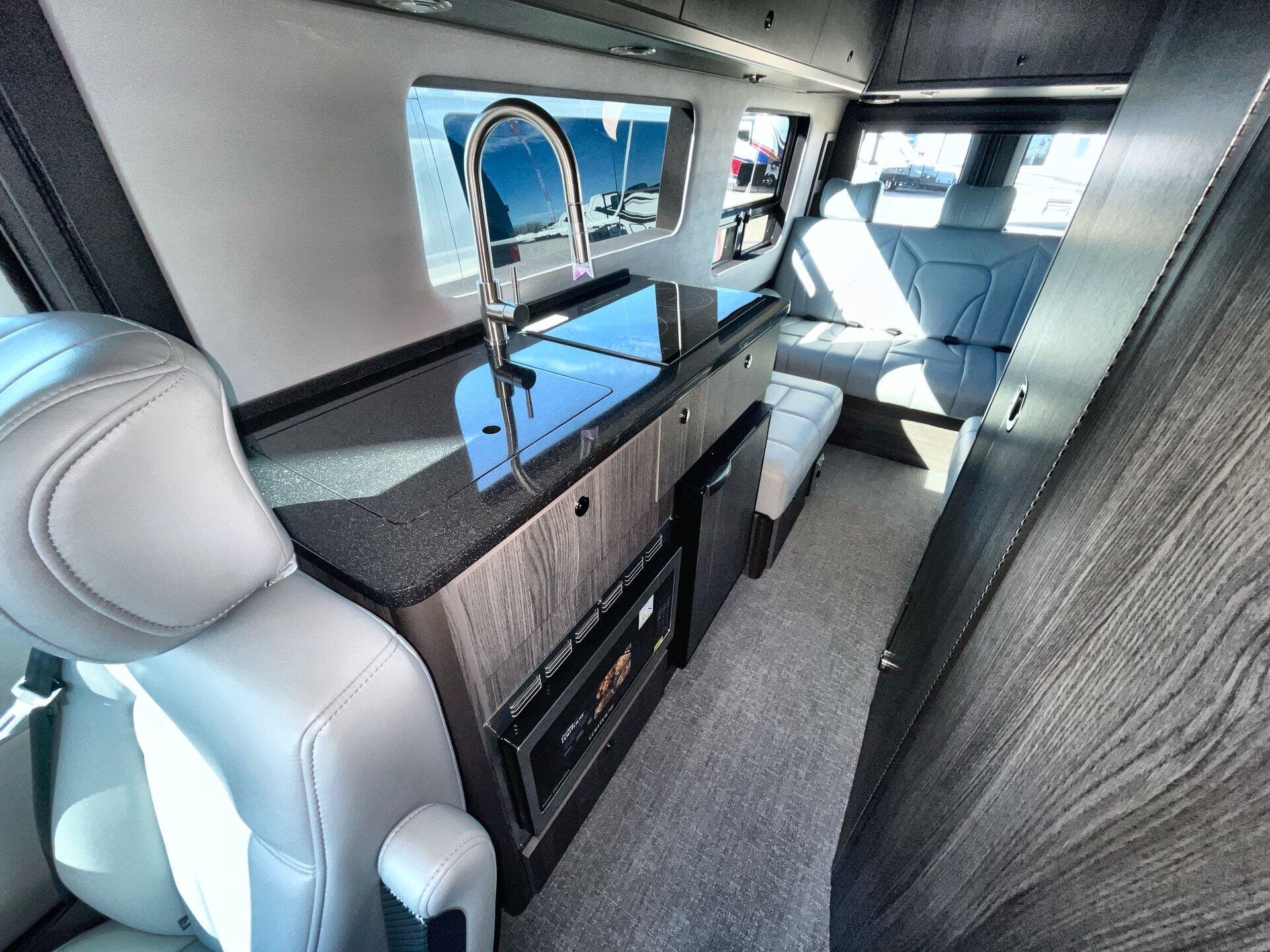 2024 Grech RV Strada LOUNGE-ION