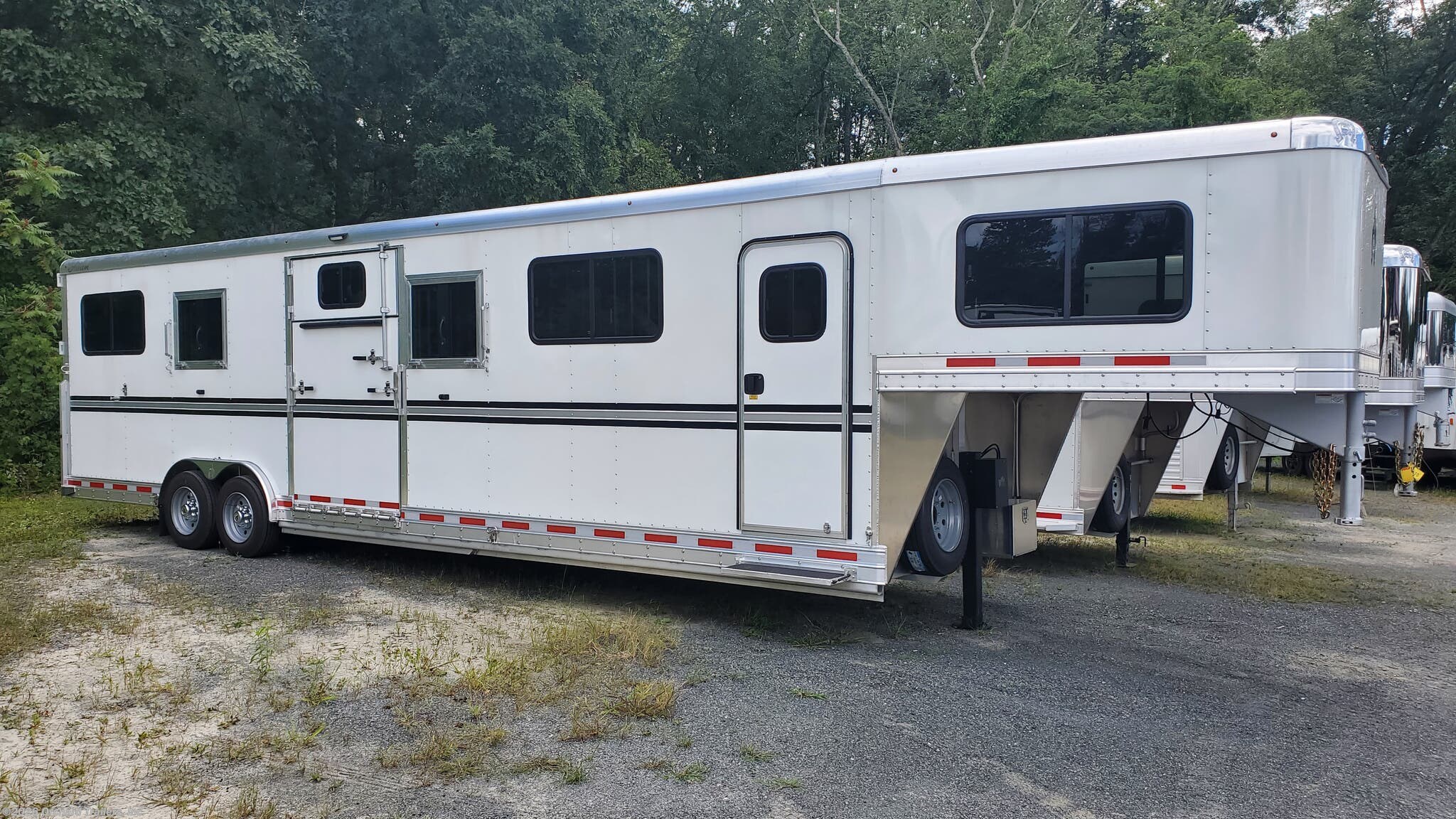 2026 Adam Trailers Custom Coach 6-Horse Head-to-Head