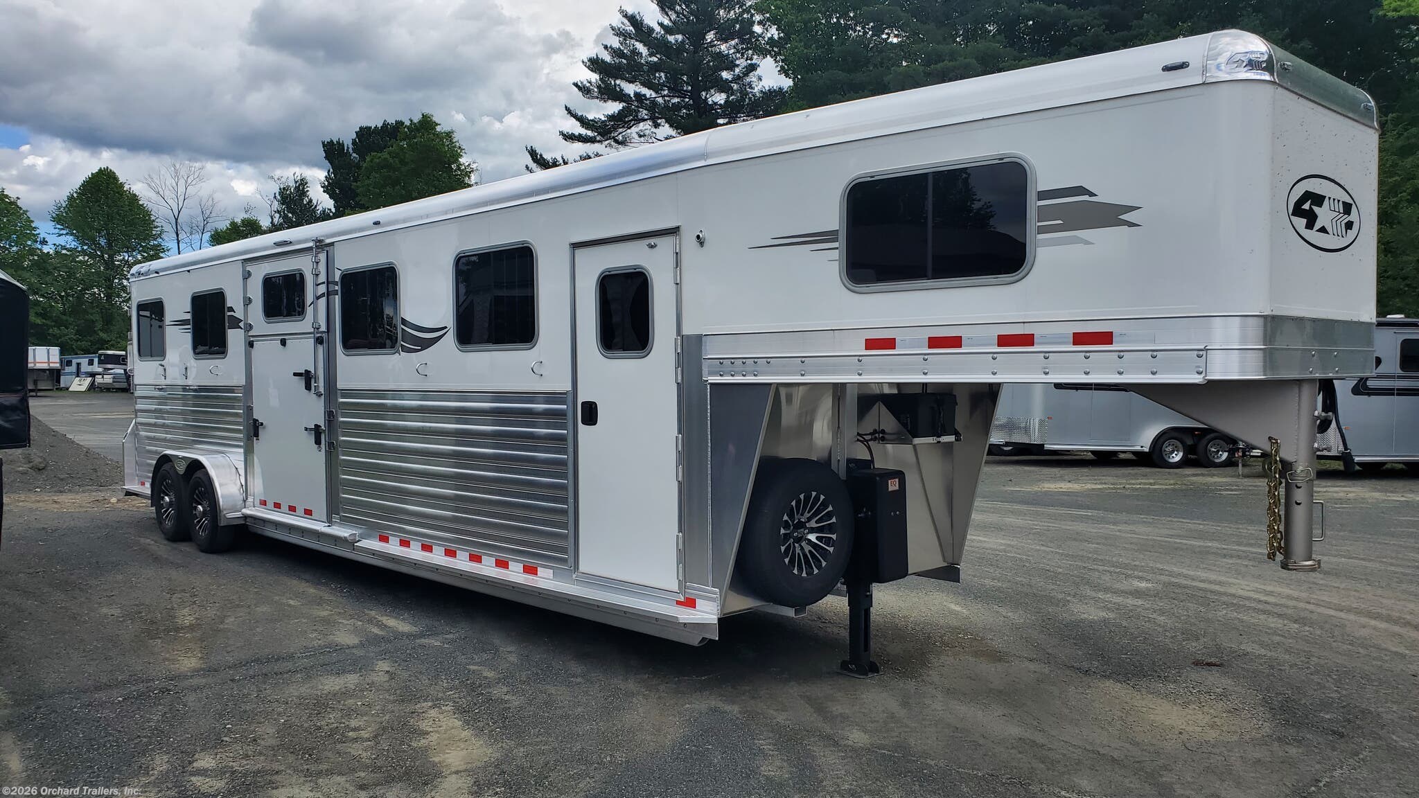 2027 4-Star Trailers 4-Horse Head-to-Head