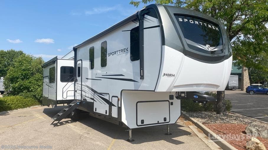 2025 Sporttrek Touring Edit