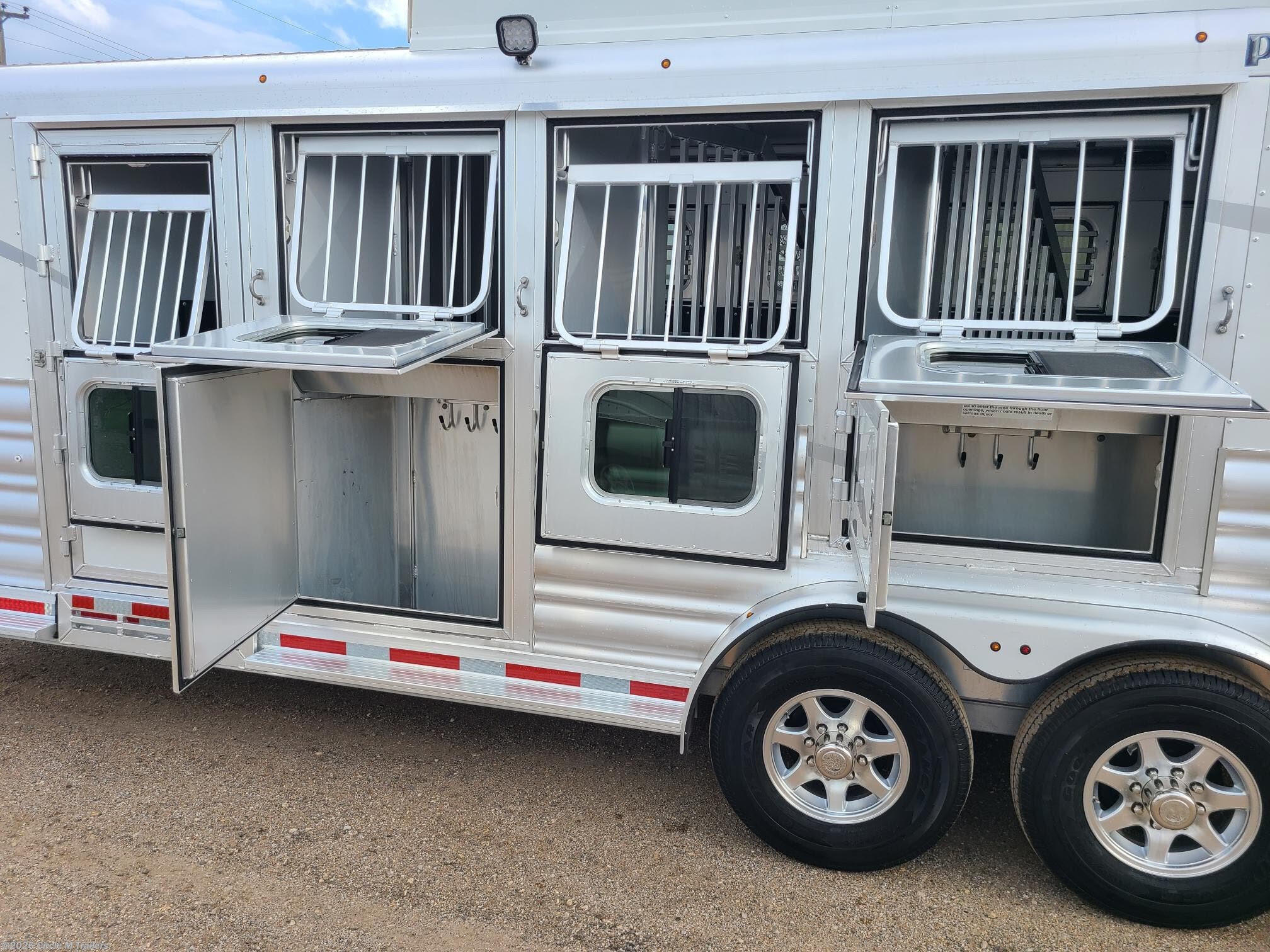 7x21 Horse Trailer for sale | New Platinum Coach 4HGN w/ 4' SW MANGERS ...