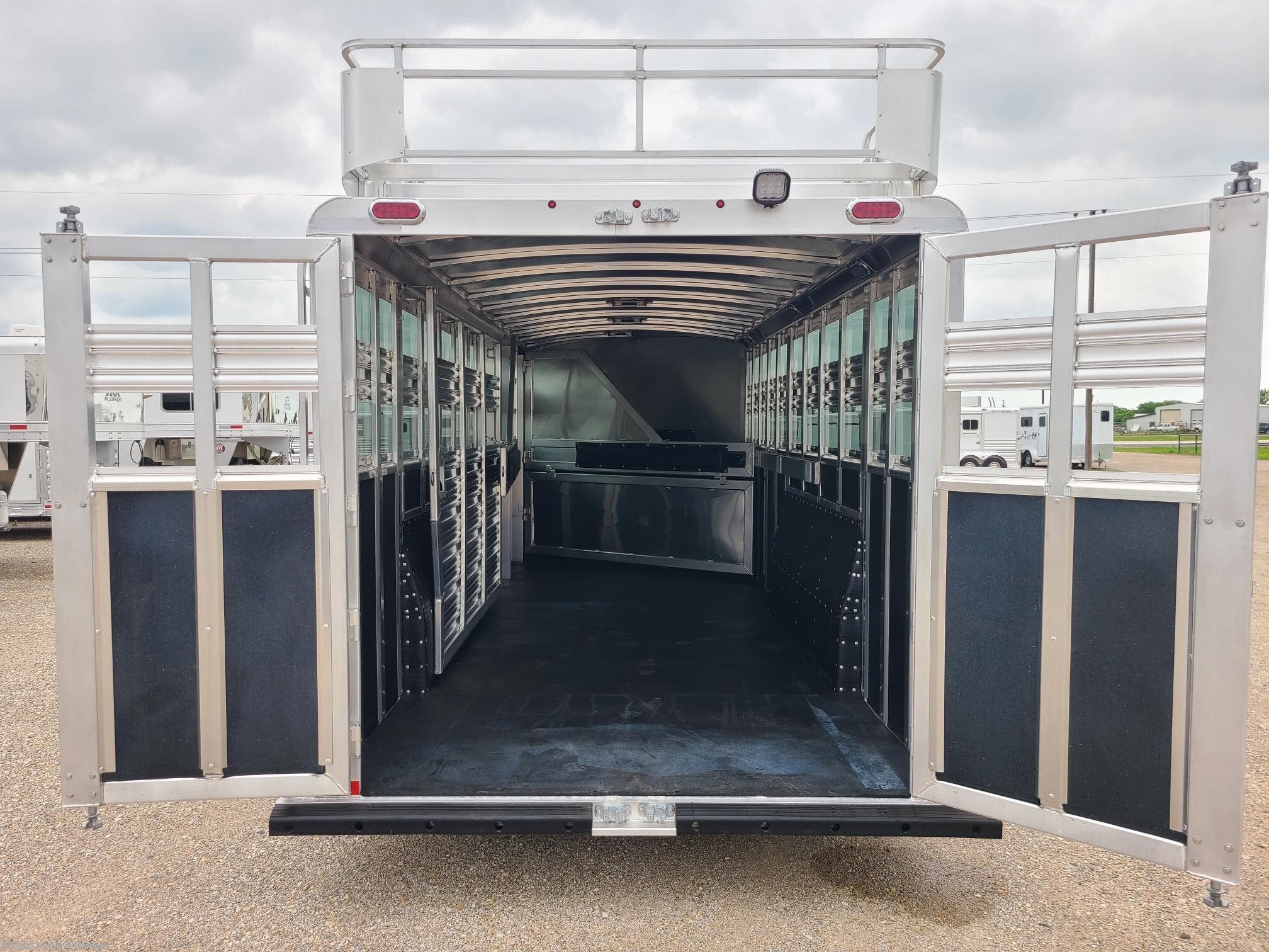 7x26 Horse Trailer for sale | New Platinum Coach 26' Stock Combo 7'6 ...