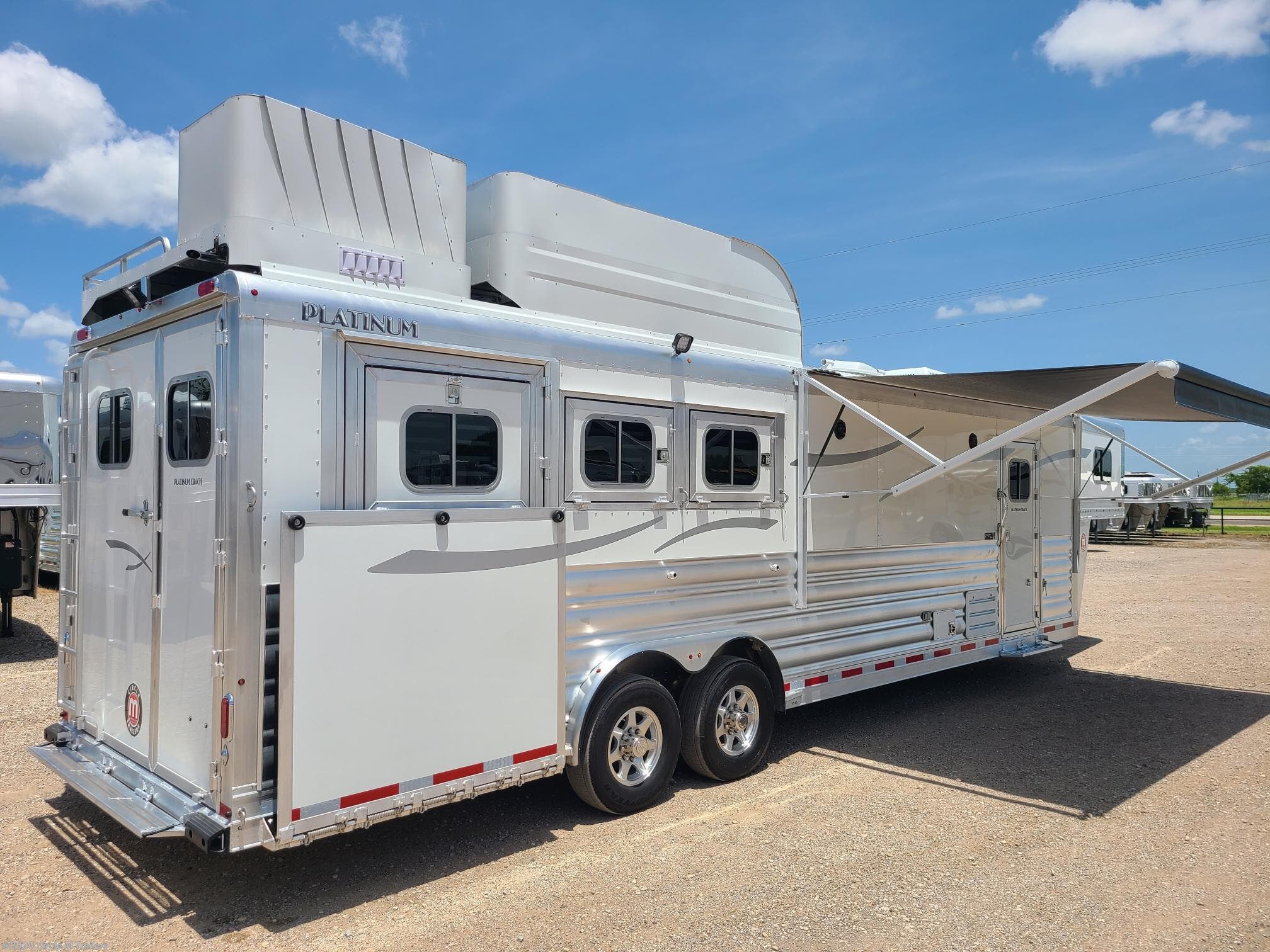 8x29 Horse Trailer for sale | New Platinum Coach Outlaw 3 Horse 12'8 ...