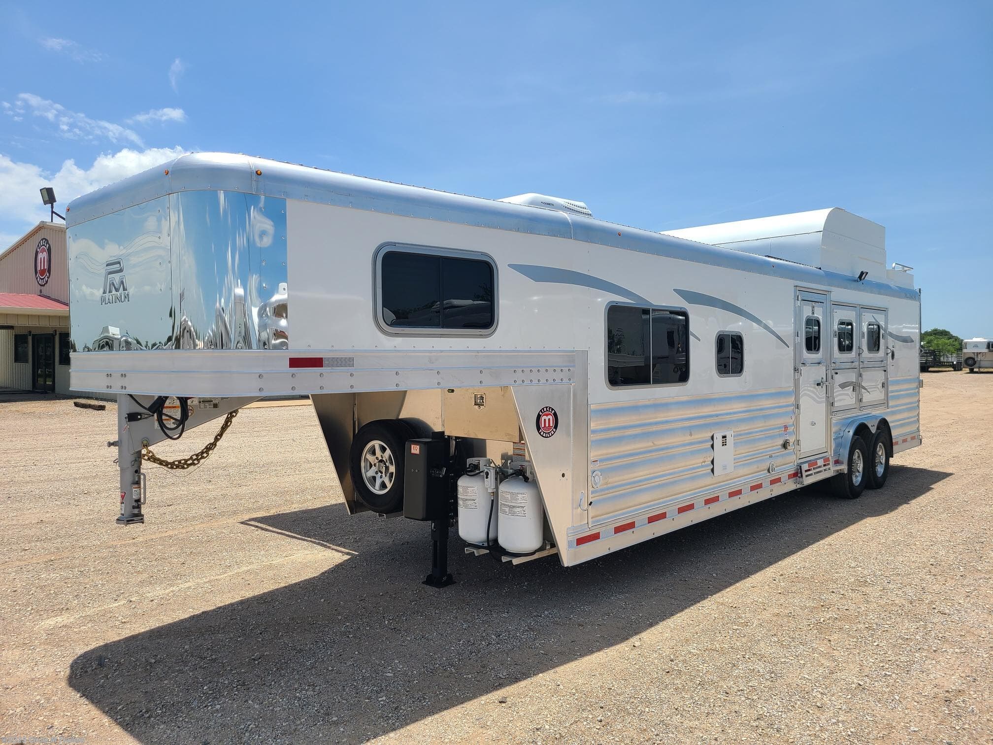 8x29 Horse Trailer for sale | New Platinum Coach Outlaw 3 Horse 12'8 ...