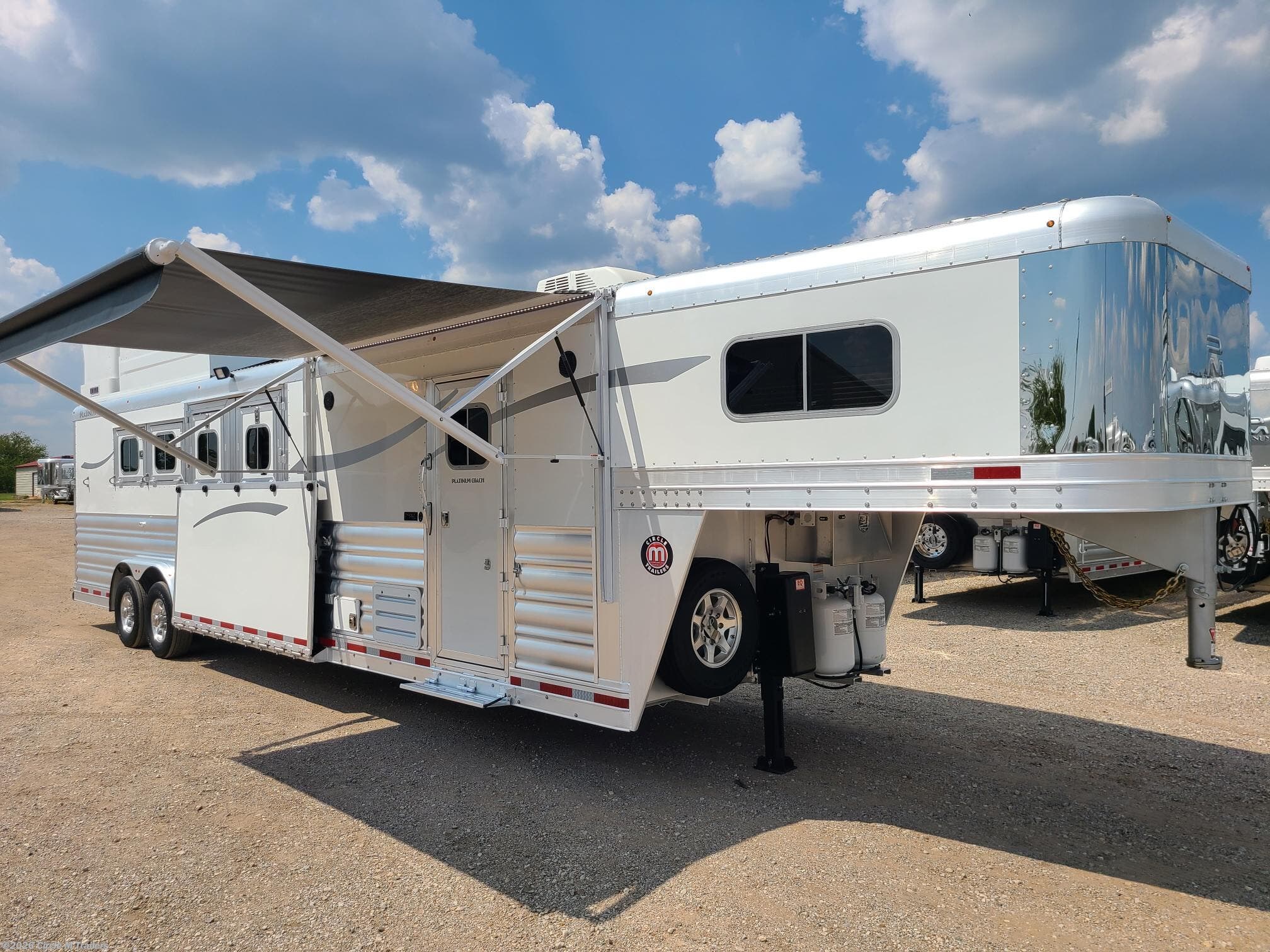 8x31 Horse Trailer for sale | New Platinum Coach Outlaw 4 Horse Reverse ...