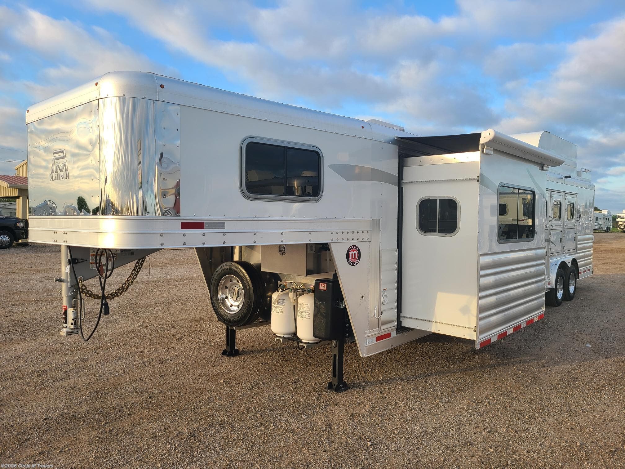2026 Platinum Coach Outlaw 4H 13'8" SW Outlaw Sofa & Corner Bench Side ...