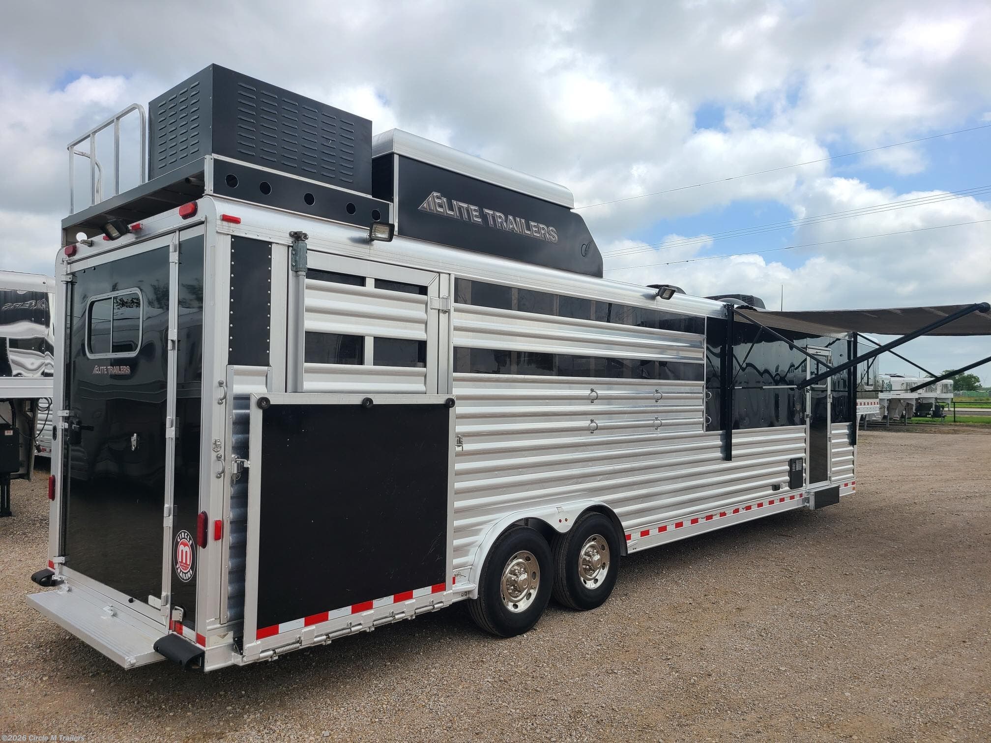 8x32 Horse Trailer for sale | Used Elite Trailers Side Load Slant 4 or ...