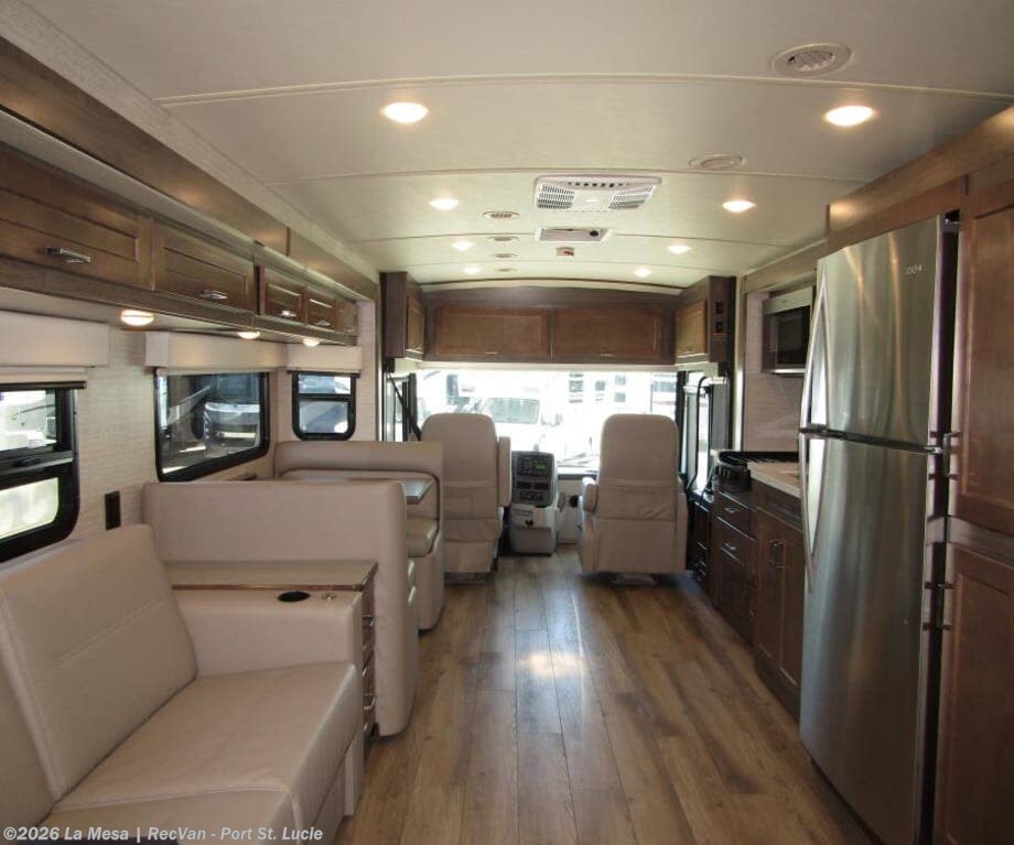 2021 Winnebago Forza 38F #GP204244 - For Sale in Port St. Lucie, FL