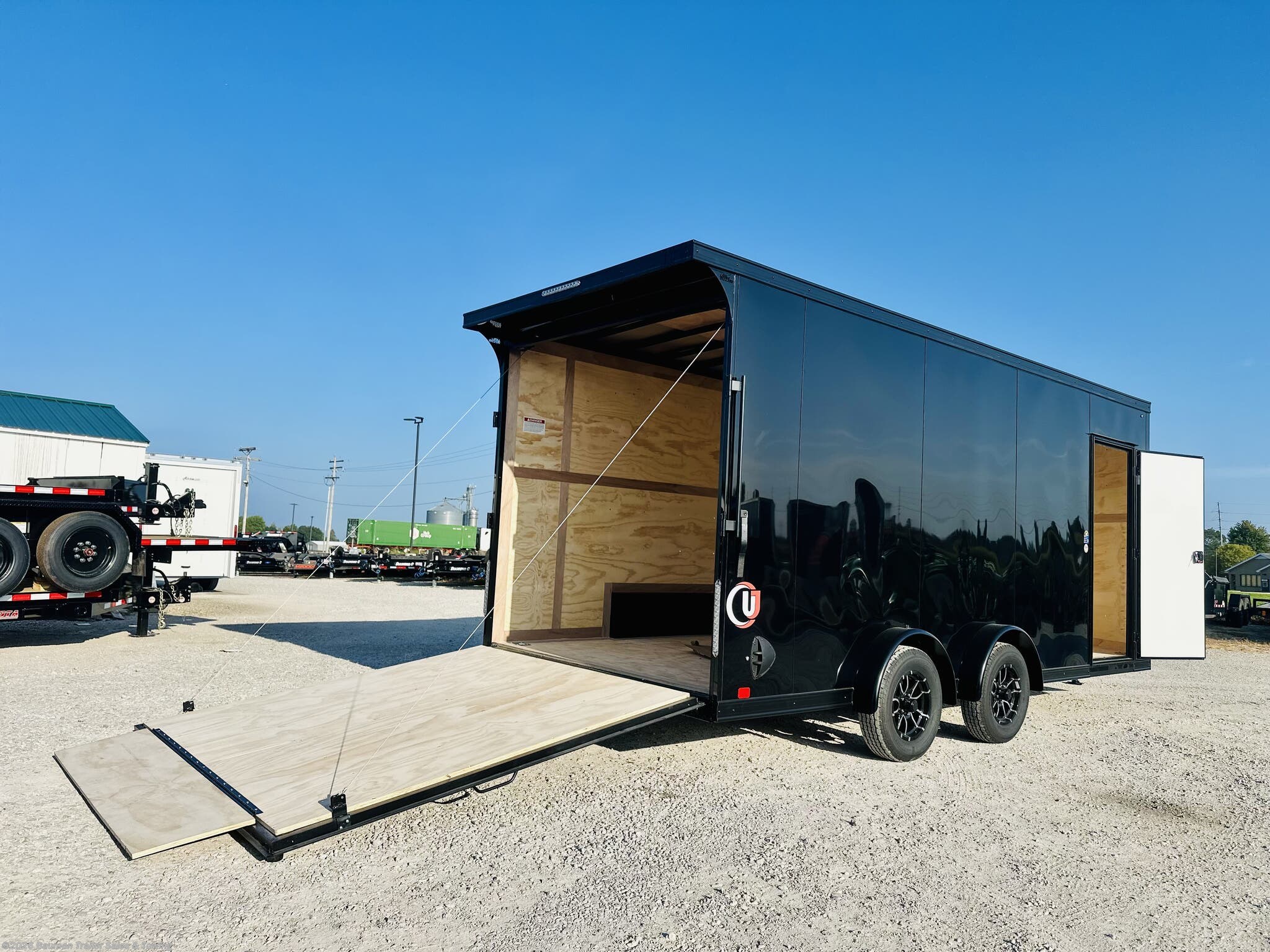 2026 United Trailers UJ 7.5 X 18 Enclosed - Black/Blackout