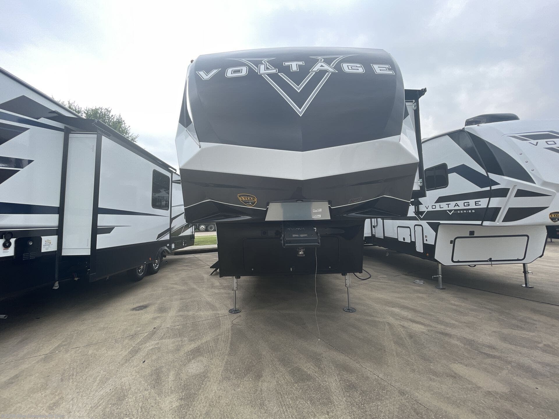2025 Dutchmen Voltage 4225 #T108118 - For Sale in Tyler, TX