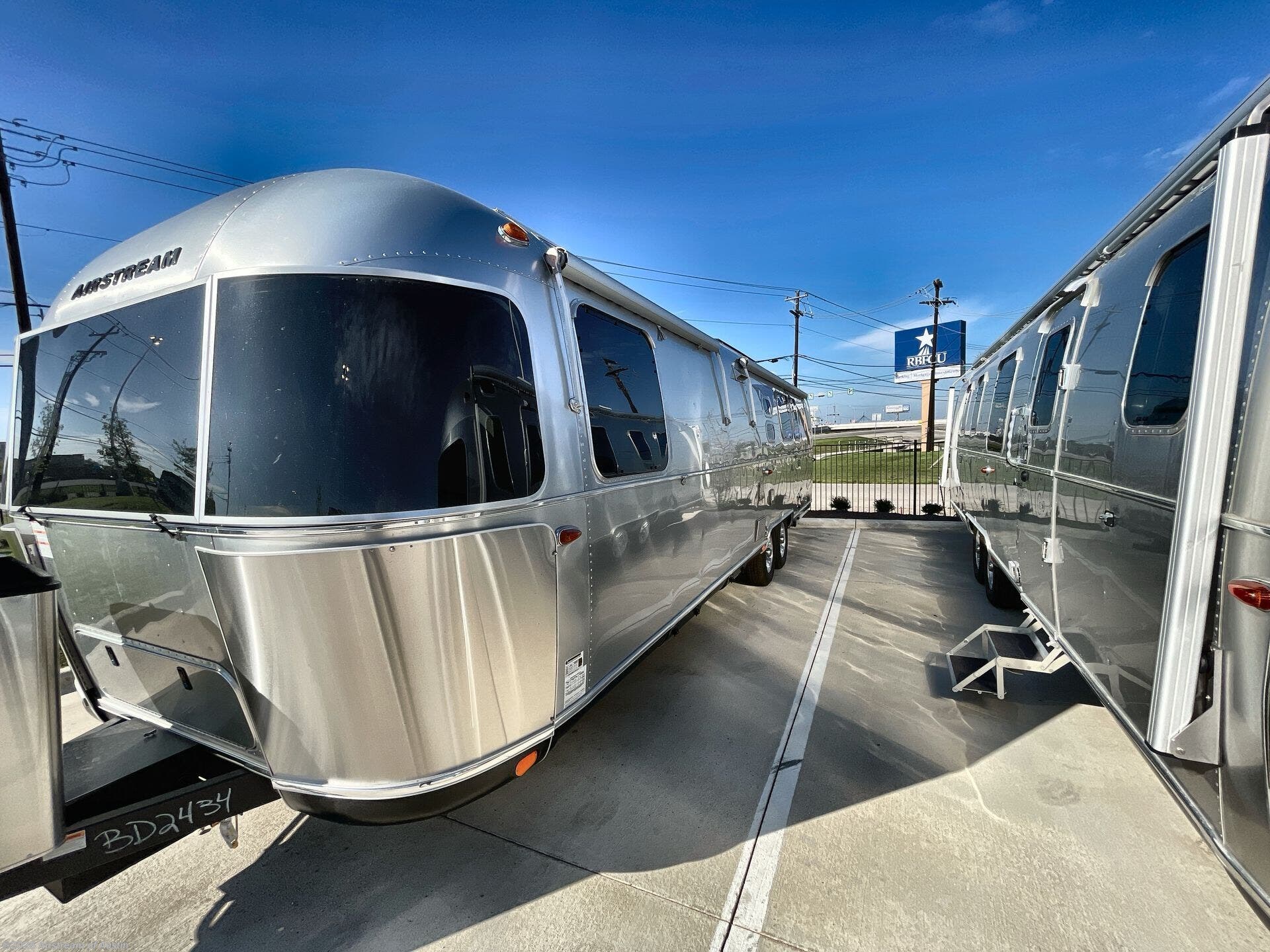 2024 Airstream Classic 33FB Twin #T81166 - For Sale in Buda, TX
