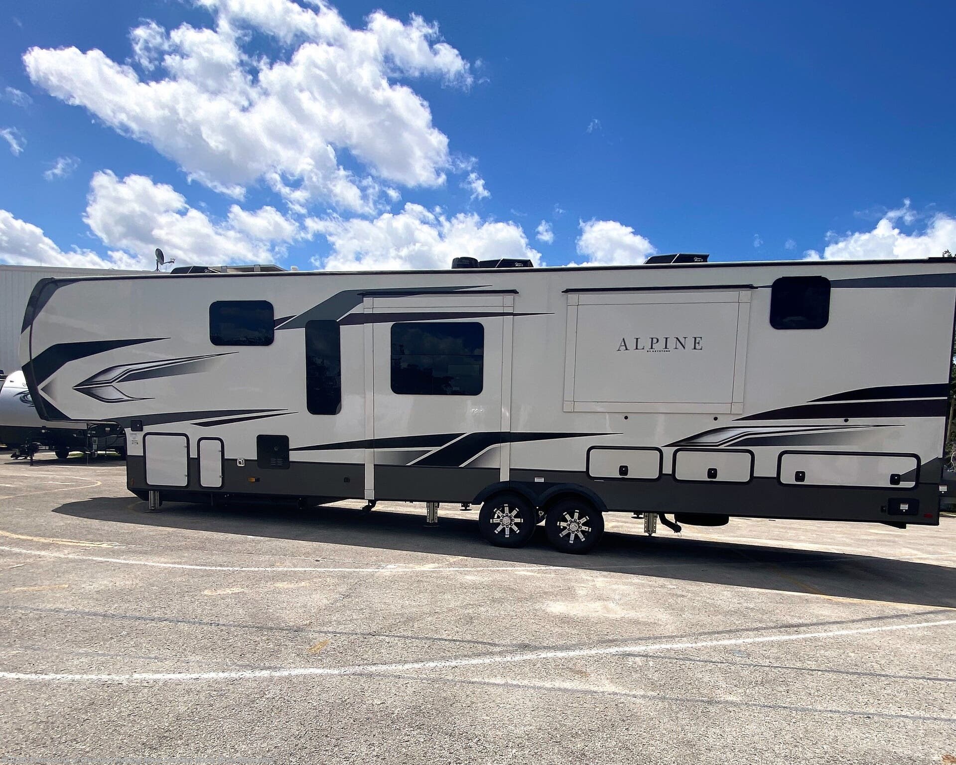 2023 Keystone Alpine 3790FK #KRAL80376 - For Sale in Clermont, FL