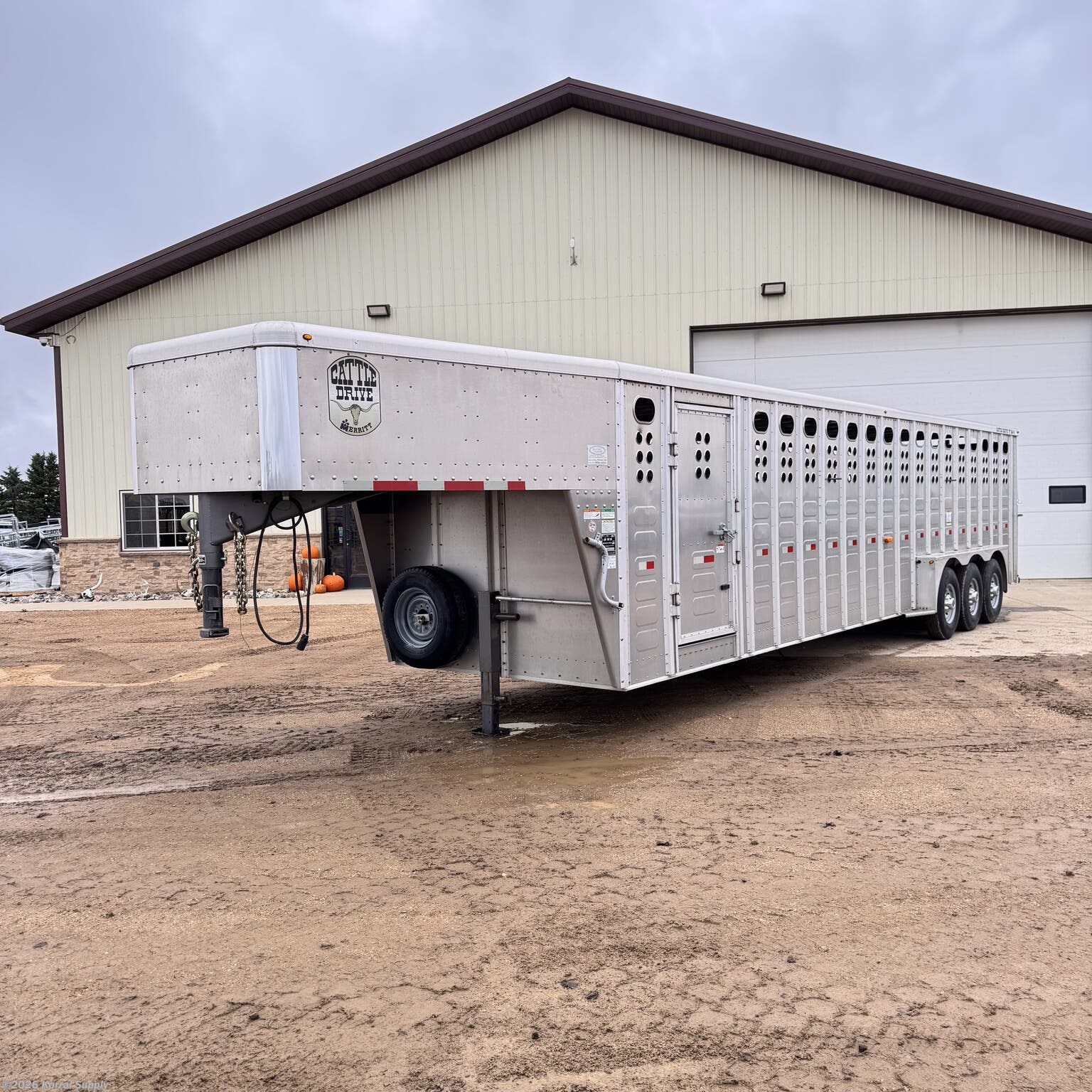 2016 Merritt 32FT LIVESTOCK TRAILER - 3 COMPARTMENTS