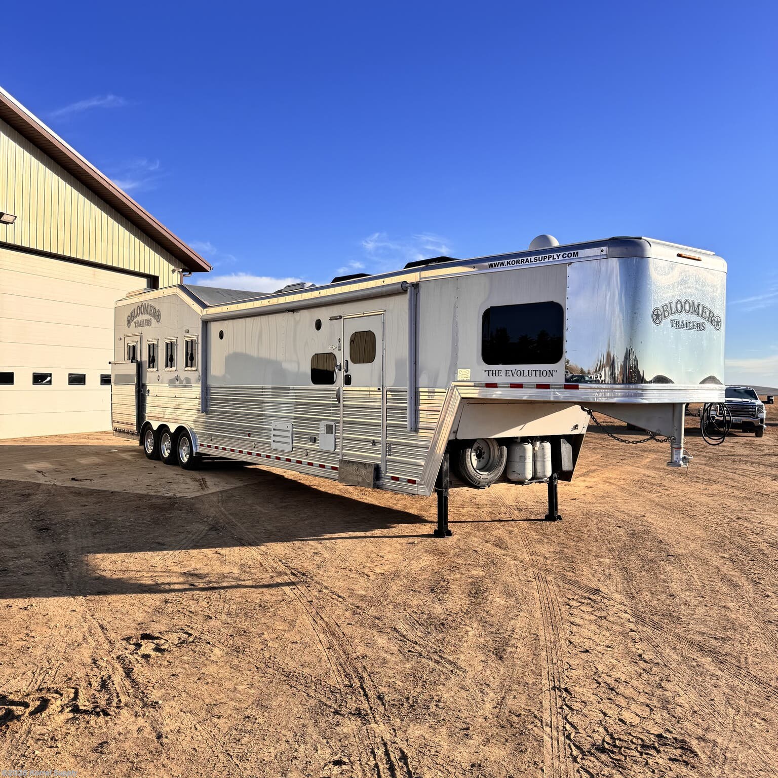 2021 Bloomer 4H Side Load - Outlaw Interior