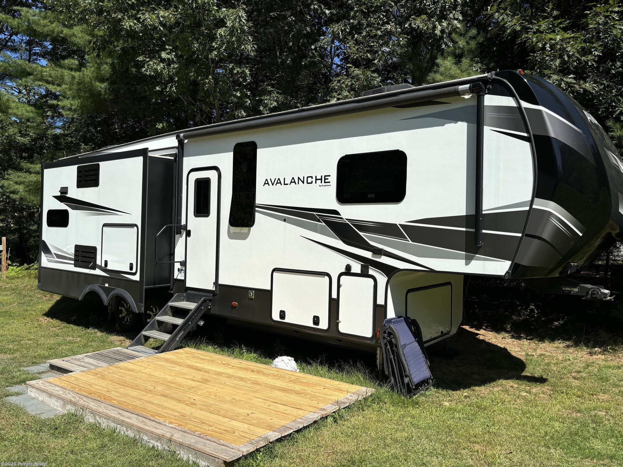 2020 Keystone Avalanche 332 MK King bed, office desk, kitchen island RV ...