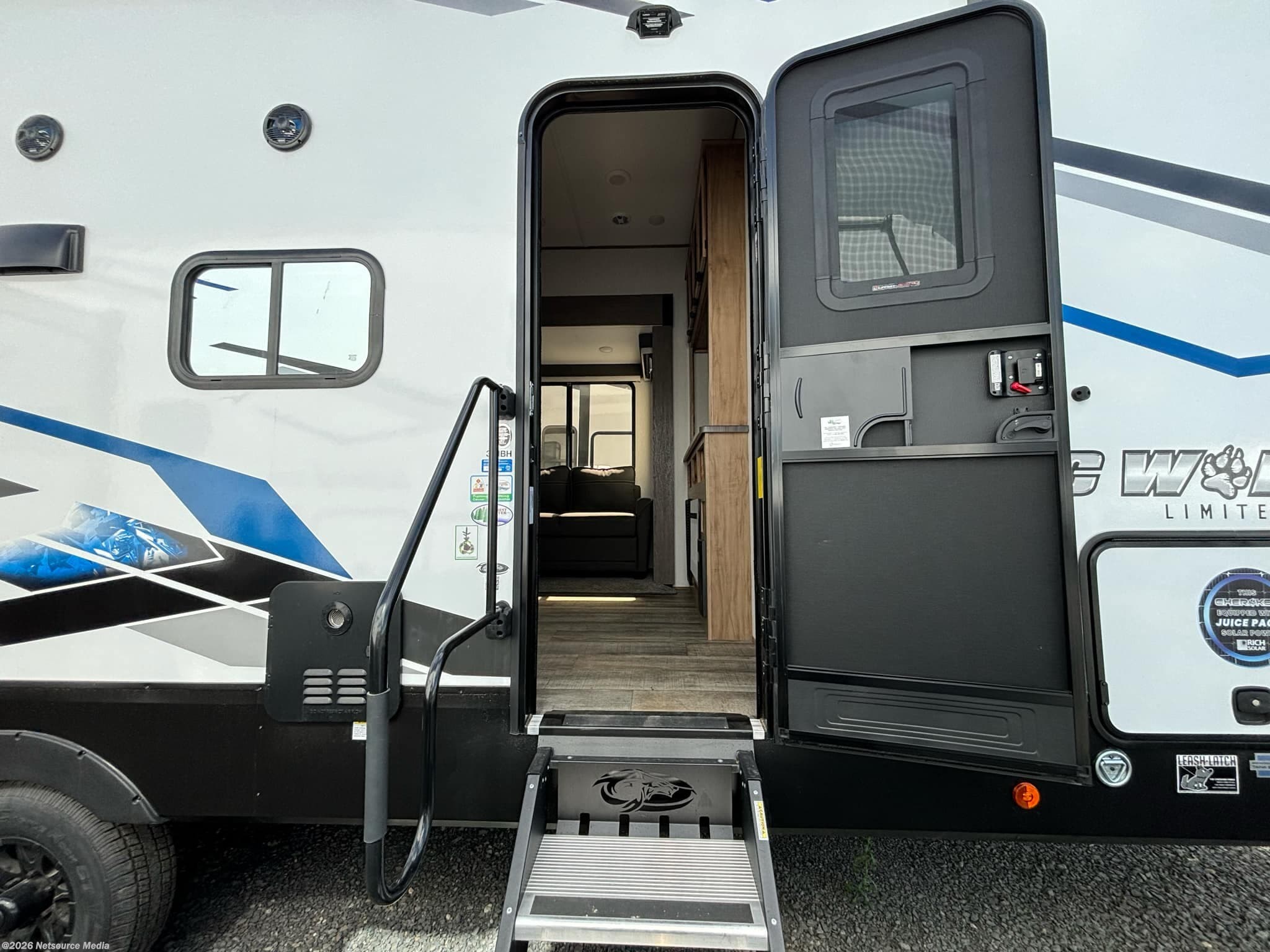 2024 Forest River Cherokee Arctic Wolf 321BH RV for Sale in Napavine ...